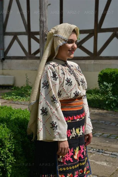Традиции в града Враца празнична северняшка женска носия Traditional Outfits Bulgarian