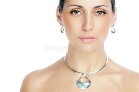 Retrato De Una Mujer Triguena Hermosa Foto De Archivo Imagen De Confidente Espacio