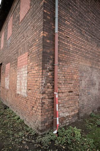 벽돌 벽의 배수구를 보호하는 빨간색과 흰색 장벽 테이프 0명에 대한 스톡 사진 및 기타 이미지 0명 건물 외관 건설 산업 Istock