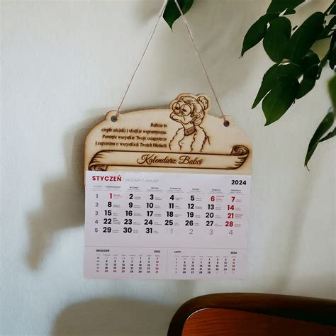 Zestaw Dla Babci Kalendarz Ze Sklejki I świeca Sojowa Mini Deserek