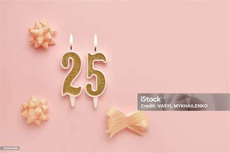 축제 장식이 있는 파스텔 핑크 배경에 숫자 25 생일 축하 촛불 생일 기념일 중요한 날짜 휴일을 축하하는 개념입니다 복사 공간 기치 1에 대한 스톡 사진 및 기타 이미지
