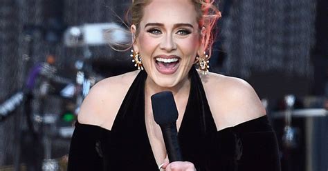 Diva Adele Is Still Normal As She Puts The Microphone On Her Lap At A