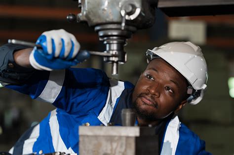 산업 공장에서 선반 기계로 일하는 남성 엔지니어 노동자 안전 유니폼 헬멧을 착용 남성 기술자 작업장 공장에서 기계의 유지 보수
