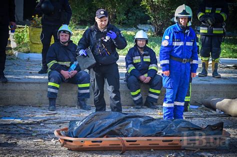 У Києві внаслідок атаки росіян загинула жінка її тіло дістали з під