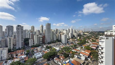 Vista Para O Skyline Varandas Integradas E Living Espaçoso Em