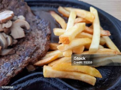 쇠고기 고기와 감자 튀김을 곁들인 Friesso 쇠고기 등심 스테이크 메뉴 0명에 대한 스톡 사진 및 기타 이미지 0명 갈비 음식 갈색 Istock