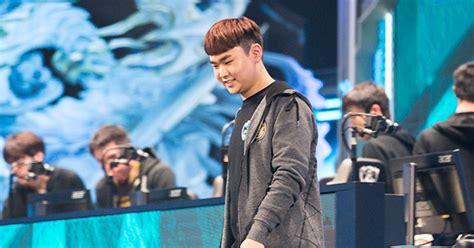 롤드컵 포토 고릴라 강범현 첫 승리에 씨익 웃음