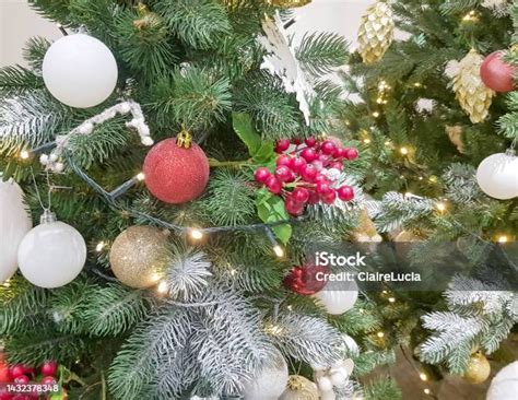화환 풍선 및 냉동 딸기로 장식 된 전나무 가지 아름다운 크리스마스 배경 클로즈업 0명에 대한 스톡 사진 및 기타 이미지 0명 12월 갈란드 장식품 Istock