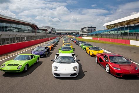 Une Armada De Lamborghini Prend D Assaut Silverstone Images Auto Journal