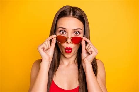 클로즈업 사진 의 놀라운 아름다운 아가씨 충격 오 아니 표정 통통 밝은 입술 입을 입고 태양 사양 빨간 몸 탱크 탑 걱정하는에 대한 스톡 사진 및 기타 이미지 Istock