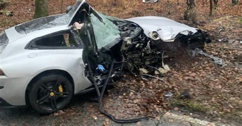 사고 난 채로 1시간 동안 차 안에 갇혀5억 슈퍼카 종잇장처럼 구겨진 대형 사고 선수는 응급 수술→다행히 의식 찾아