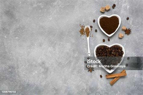 커피 콩 흰 하트 모양의 접시에 분쇄 커피와 회색 배경에 숟가락에 인스턴트 커피 0명에 대한 스톡 사진 및 기타 이미지 0명 가루로 빻은 갈색 Istock