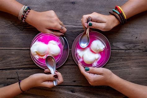 우유와 아이스크림을 곁들인 디저트 Haytalı 또는 Haytali 이 과자의 현지 이름은 비치 비치입니다 아이스크림에 대한 스톡 사진 및 기타 이미지 Istock