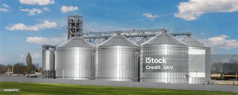 푸른 하늘에 대한 큰 현대 강철 농업 곡물 곡물 사일로 시리얼 빈 저장 창고의 경치 농업 농지 농촌 산업 사일로 풍경 장면 밀 스토어 농장 시설 대두 콩에 대한 스톡 사진