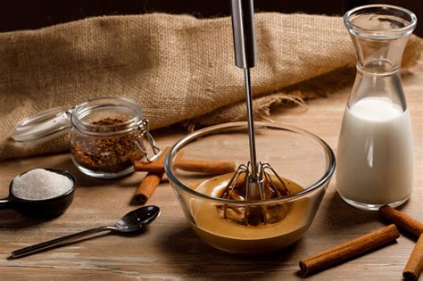 한식 달고나 커피에 의한 요리 단계 커피 물 설탕을 채찍질 3단계 갈색에 대한 스톡 사진 및 기타 이미지 갈색 거품 내기 귀여운 Istock