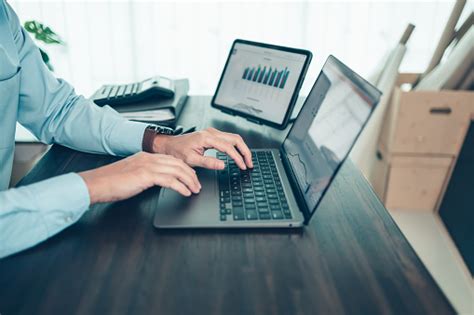 작업 하는 사업가 문서 보고서와 사무실에서 노트북에 입력 그래프 재무 보고서 거래 내역서에 대한 스톡 사진 및 기타 이미지 거래 내역서 분석 보기 재정 보고서