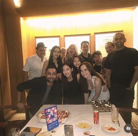 10 Potret Seru Puteri Anne Makan Bareng Keluarga Dan Teman