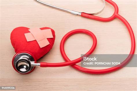 청진 기 및 레드 심장 기호 의료 및 의학 건강 하 고 보험 세계 건강 일 개념 보호에 대한 스톡 사진 및 기타 이미지 보호 의사 지구본 Istock