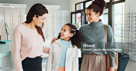 가족 검안 또는 시력 검사 예약 검진 및 안과 진료를 위해 병원에 입원한 소녀 및 여성과 함께합니다 안경 안경 또는 처방전을 아이와 검안사와 함께 안과 상담을 위한 클리닉