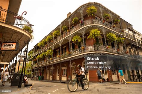 버번 스트리트 뉴올리언스 루이지애나의 프렌치 쿼터 바와 레스토랑 뉴올리언스에 대한 스톡 사진 및 기타 이미지 뉴올리언스 Mardi Gras New Orleans