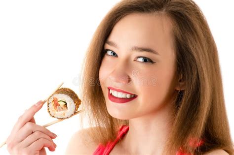 Молодая улыбающаяся девушка с суши рулём в руке Стоковое Фото изображение насчитывающей