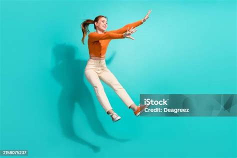 긍정적 인 여자의 전체 길이 사진 자가기 탑 흰 바지 비행 모습 제공 청록색 배경에 고립 된 빈 공간 제공 20 24세에 대한 스톡 사진 및 기타 이미지 Istock