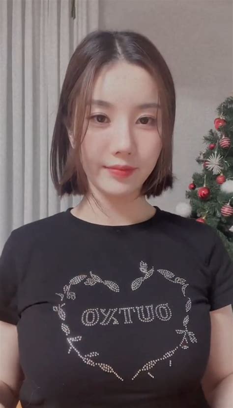 반응형 adsbygoogle window adsbygoogle push 권은비 검은티 묵직한 볼륨