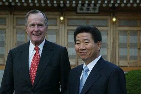 [노무현사료관] [청와대에서 부시 전 미국 대통령과 대화 도중 미소짓는 노무현 대통령]