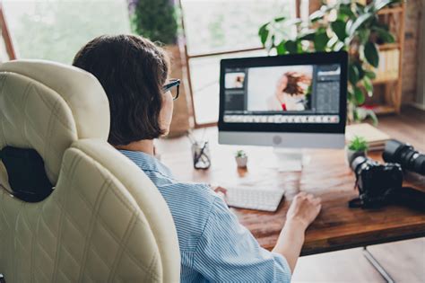 젊은 아가씨 사진 작가의 초상화 캐주얼 편집 사진 컴퓨터 로프트 인테리어 사무실 스튜디오 실내 20 24세에 대한 스톡 사진 및 기타 이미지 Istock