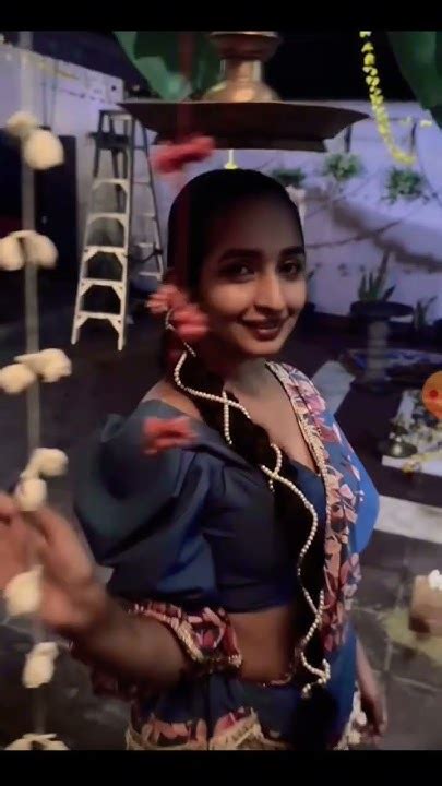 ඒ ඇඳුමට එයාගෙ ලස්සන බලන්නකො 💚 Praveenadisanayaka Trendingshorts Viral Shorts Youtube