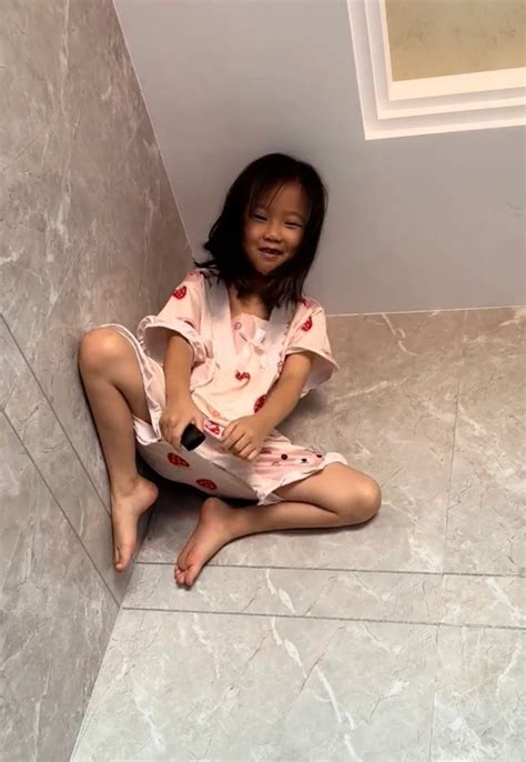 Mẹ sốc tột độ khi phát hiện con gái có khả năng như người Nhện