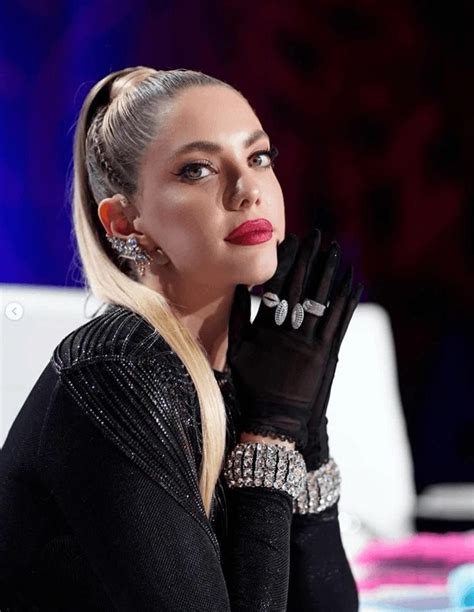 Eda Ece nin çocukluk fotoğrafı şaşırttı Meğer ünlü derginin kapak yüzü olmuş Haber