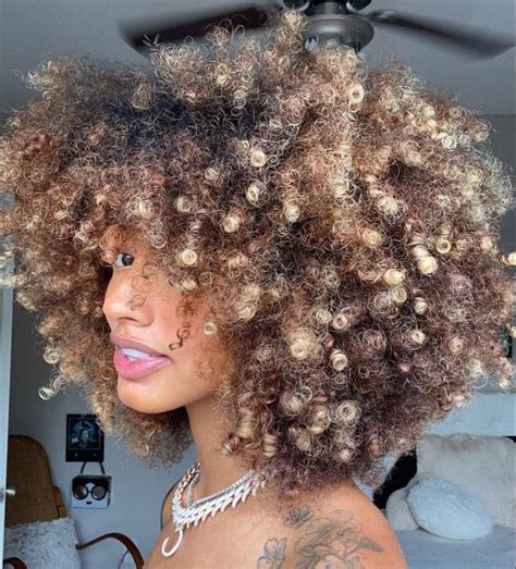 Pin By Malu Pilartes On Moda Highlights Curly Hair Dyed Curly Hair