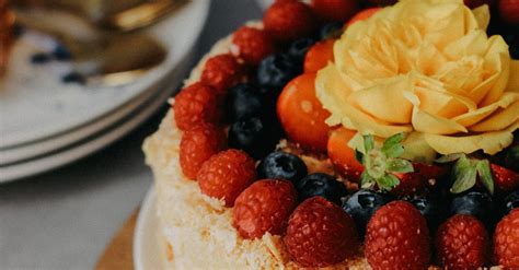 실내 고급 과일 기쁨 꽃무늬 노란색 단 음식 달콤한 도금 디저트 라즈베리 러스틱 럭셔리 맛 맛있는 매우 복잡한 목조 판자 미식가 배경