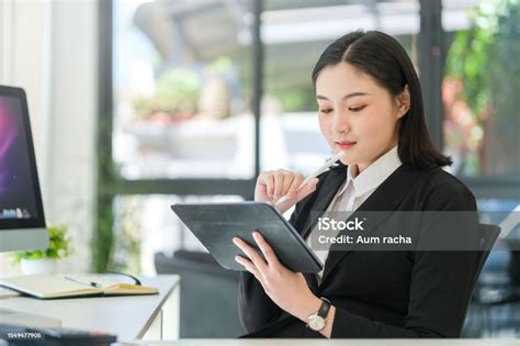 스타일러스 펜을 들고 디지털 태블릿에 정보를 작성하는 아름다운 사업가 미소 20 24세에 대한 스톡 사진 및 기타 이미지 20 24세 거래 내역서 경영자 Istock