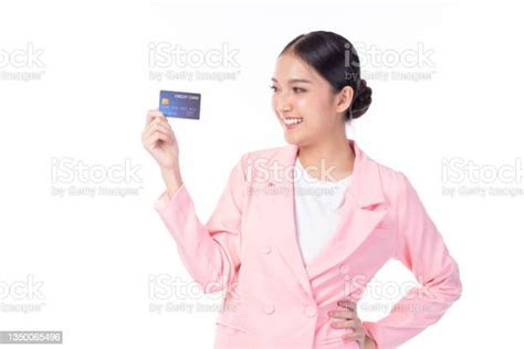 은행 카드를 들고 핑크 정장을 입은 행복한 젊은 아시아 여성의 초상화 흰색 배경에 고립 된 신용 카드 비즈니스 온라인 쇼핑 개념 고객에 대한 스톡 사진 및 기타 이미지