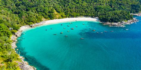 위에서 보기 하얀 모래와 청록색 맑은 물 롱테일 보트와 사람들 일광욕 자유 해변 푸 켓 태국 아름 다운 열 대 해변의 공중 보기 공중 뷰에 대한 스톡 사진 및 기타 이미지