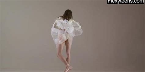 Blonde Gymnast Performs Gymnastics Tnaflix Com