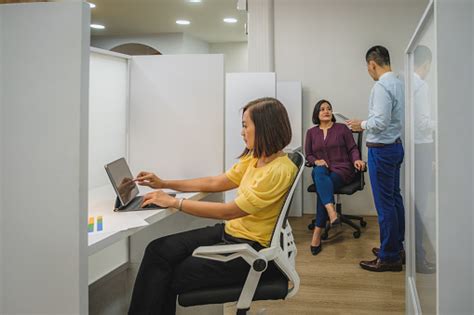 현대 사무실에서 함께 일하고 새로운 프로젝트에 대해 논의하는 아시아 사람들 동료들 3 명에 대한 스톡 사진 및 기타 이미지 3 명 40 49세 45 49세 Istock