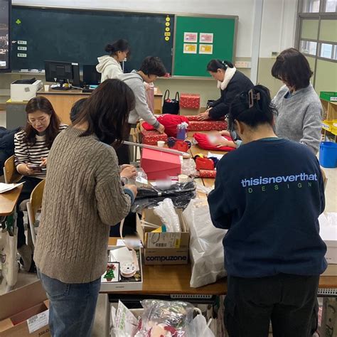 지남쌤 52마켓52패밀리4남매 육아법입양가족 🎄 함께 만드는 크리스마스의 기적 🎄 어떤 장면이 이보다 더 아름다울까요 3대가 모여 보육원 크리스마스 선물을