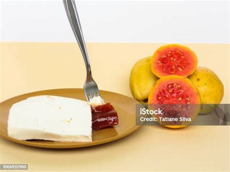 로미오와 줄리엣은 치즈와 구아바 만든 전통적인 브라질 디저트 이다 이 조합은 파이 아이스크림 롤 잼 Mousses 피자 과자 등의 형태로 수 있습니다 고이아바다에 대한 스톡