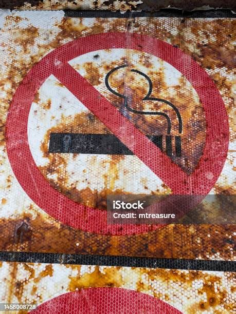 녹슨 흡연 금지 표지판 빨간색 테두리가 있는 원 흰색 배경 및 연기 기호가 빨간색 대각선으로 교차된 검은색 담배의 전체 프레임 이미지 전경에 초점 0명에 대한 스톡 사진 및