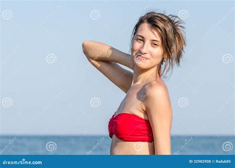 Presentación Hermosa De La Chica Joven Foto de archivo Imagen de flaco travieso