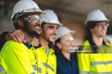 안전 헬멧을 착용하고 유지 보수 서비스를 제공하고 공장 장비를 점검하는 전문 비즈니스 산업 기술자 제조 건설 기술 분야의 엔지니어 직업 기계류에 대한 스톡 사진 및 기타