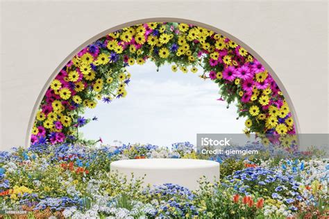 Abstact 3d는 봄 장면과 자연 연단 배경 다채로운 꽃 잔디밭 배경 꽃 아치 문 하늘 및 구름에 돌 연단을 렌더링합니다 0명에 대한 스톡 사진 및 기타 이미지 Istock