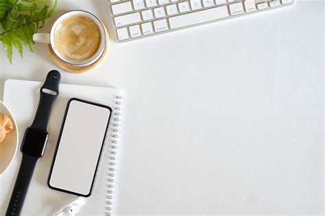 데스크톱 컴퓨터 참고도 서 스마트폰 및 복사 공간 배경으로 최소한의 스타일 커피와 함께 작업 영역 책상의 상위 뷰 크리에이 티브