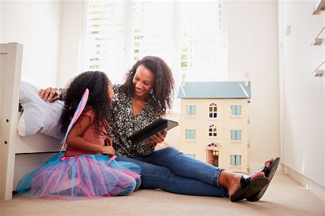 함께 디지털 태블릿을 사용하여 어린이 침실에서 침대에 앉아 딸과 어머니 20 29세에 대한 스톡 사진 및 기타 이미지 20 29세 2명 6 7 살 Istock