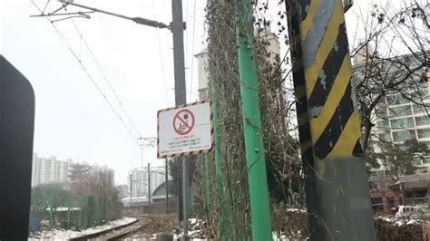 삼각백빈건널목을 통과하는 건설화물 열차 Youtube