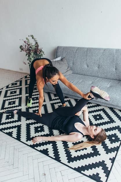 Jovem Mulher Apta A Fazer Exercícios De Alongamento Com A Ajuda Do Personal Trainer Em Casa
