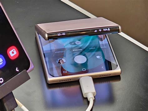 Samsung Trình Diễn điện Thoại Gập Có Màn Hình Tràn Ra Khung Viền Flex